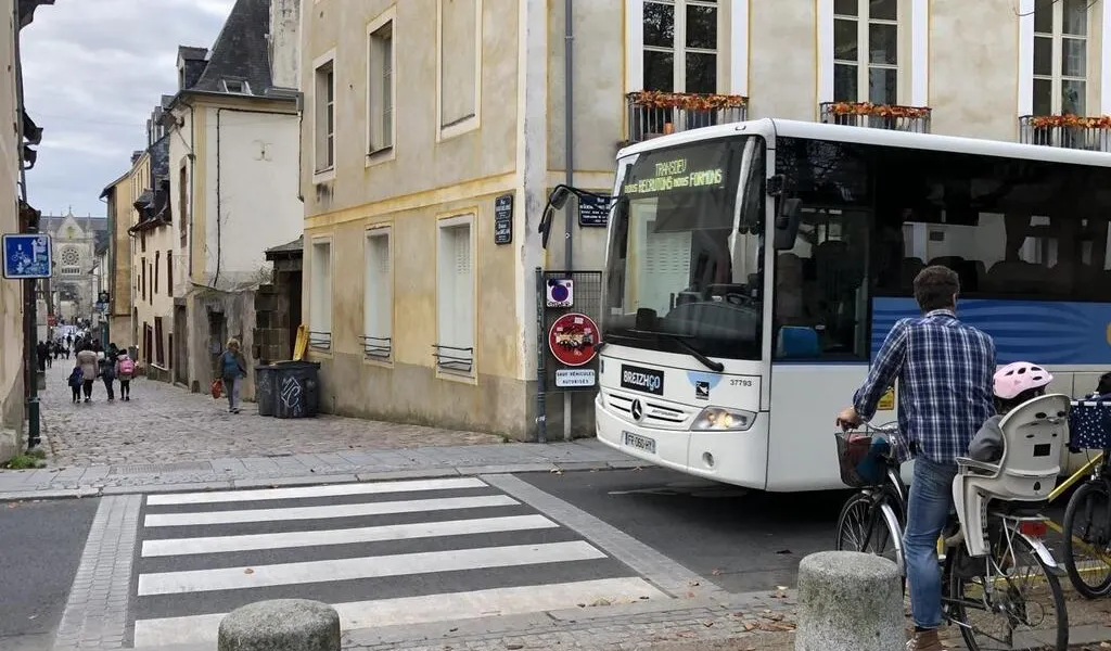 À Rennes, les 600 bus quotidiens rue Gambetta inquiètent ces parents d ...