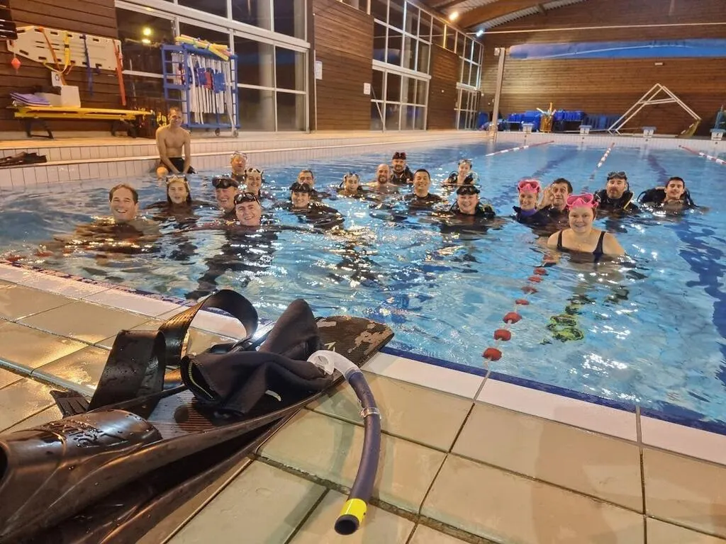 À Condé, on plonge en piscine avec le club Adélie plongée . Sport ...