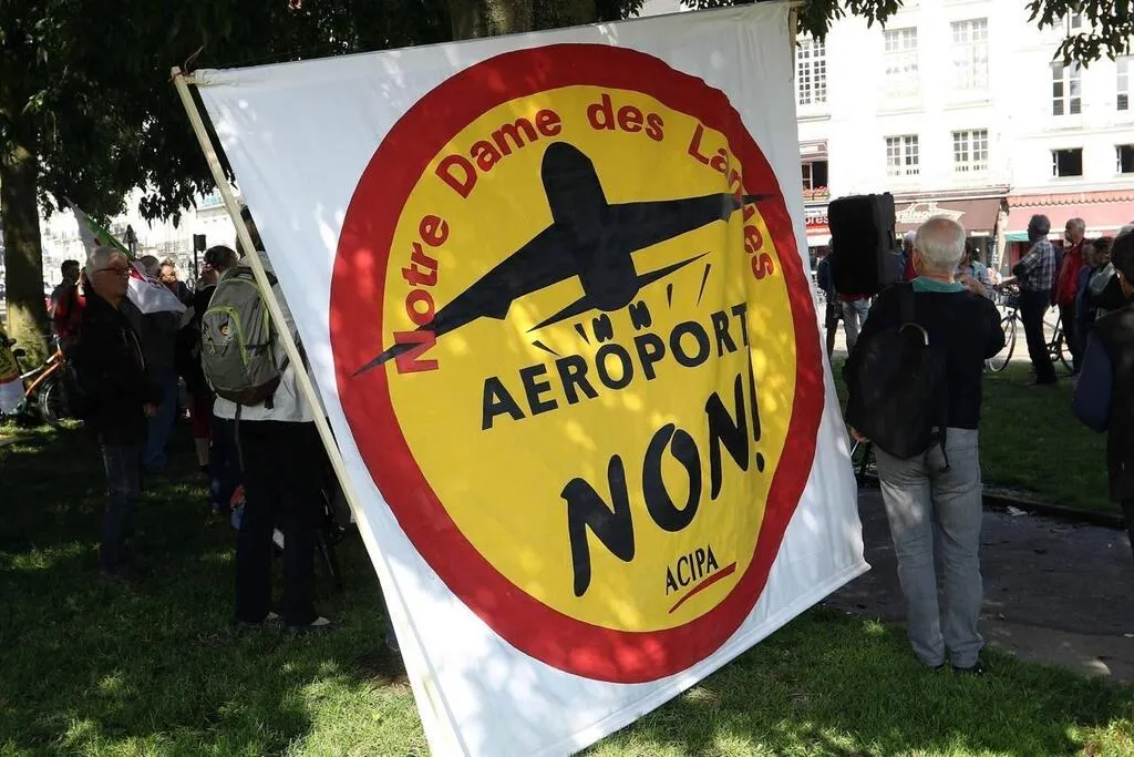 Dans l’ancienne Zad de NDDL, le logo historique des anti-transfert de l ...