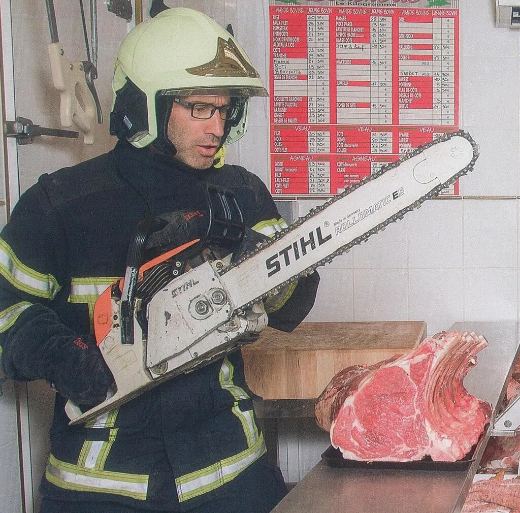 Dans leur calendrier 2023, les pompiers de Laval se mettent en scène avec leur matériel - Laval ...