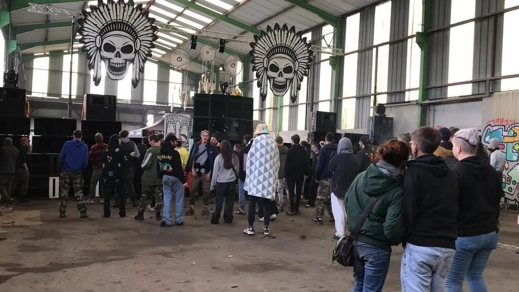 Rennes. Depuis samedi soir, une rave party route de Lorient - Fougères ...