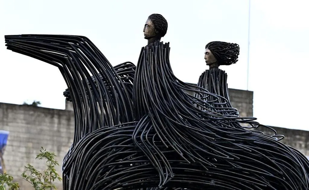 EN IMAGES. Deux statues de Guillaume et Mathilde trônent désormais au ...