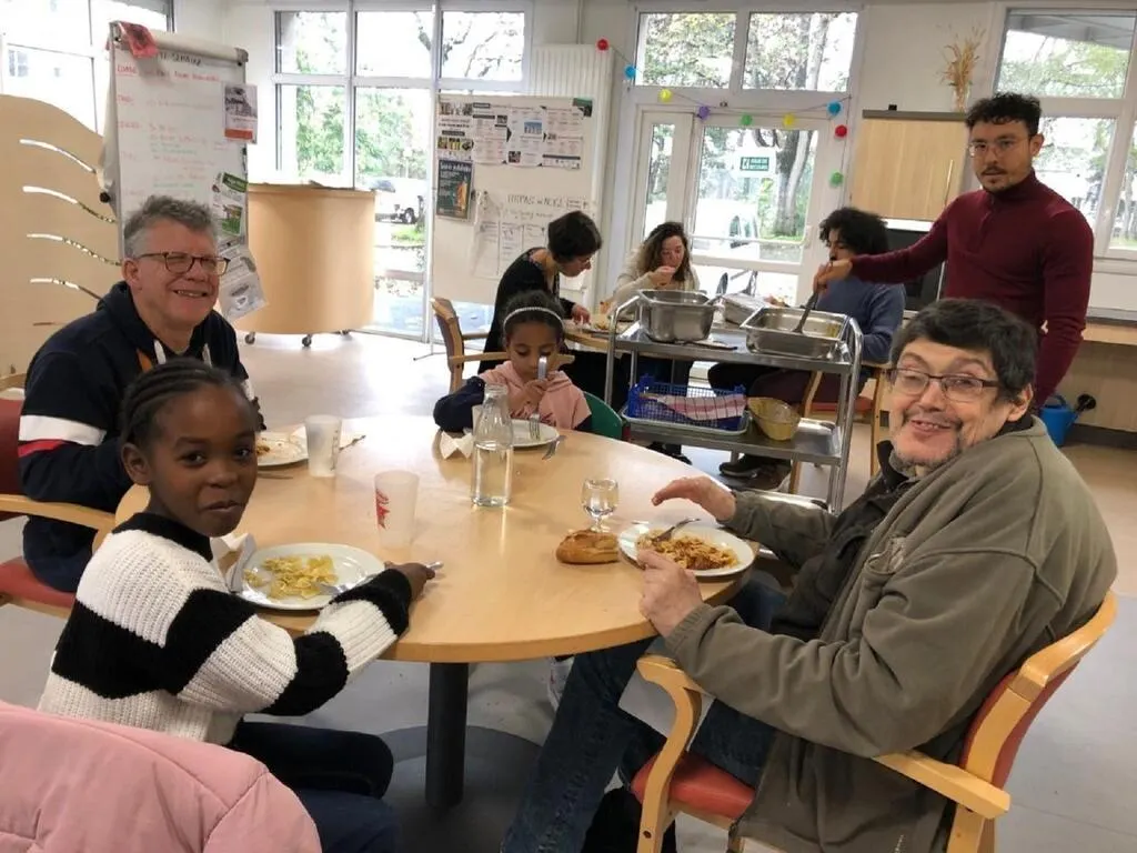 Angers. À l’Arceau, des déjeuners intergénérations qui brisent la ...