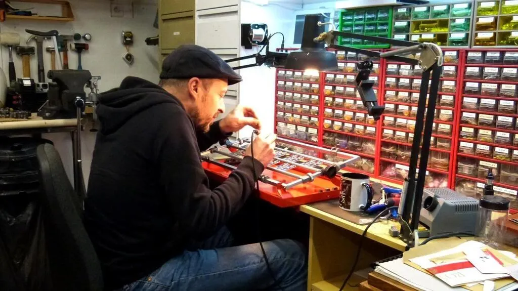 Conçues au Mans, les pédales de guitare de Mathieu Mathis s’exportent ...