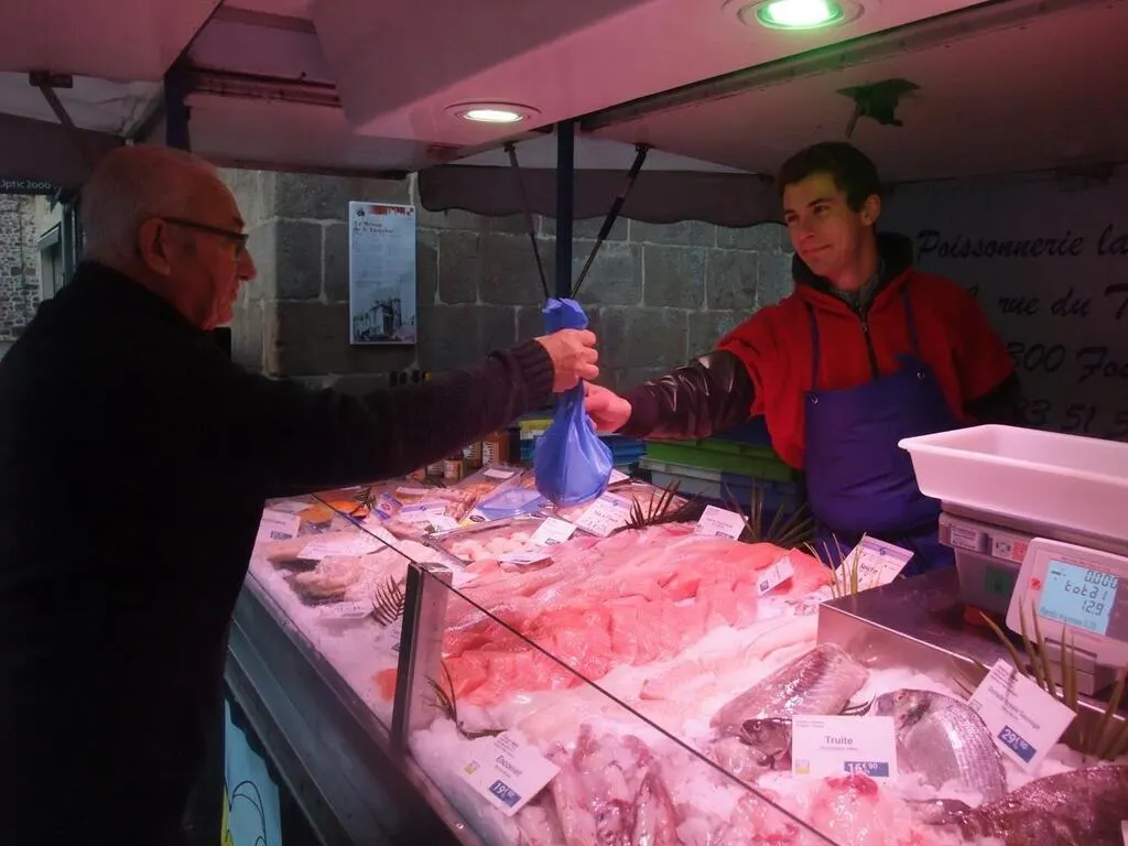 Combourg. Qui est Yann Meslin, le poissonnier ambulant ? - Dinan ...