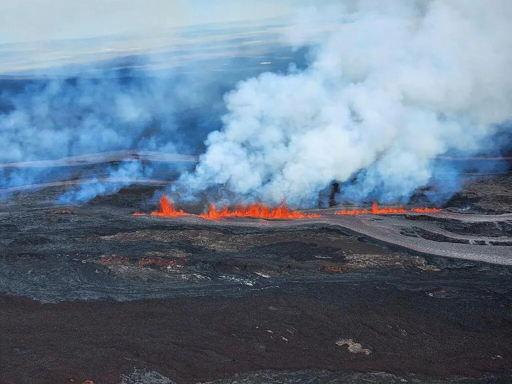 EN IMAGES. À Hawaï, l'éruption spectaculaire du plus grand volcan actif ...