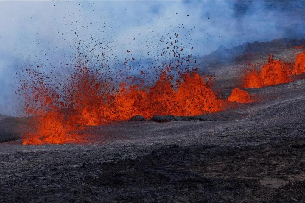 EN IMAGES. À Hawaï, l'éruption spectaculaire du plus grand volcan actif du monde continue ...