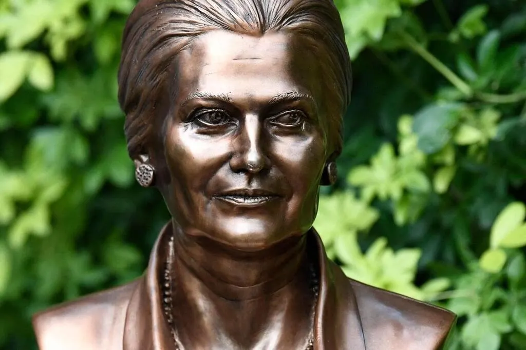 Un buste de Simone Veil installé dans les jardins de l’Assemblée ...
