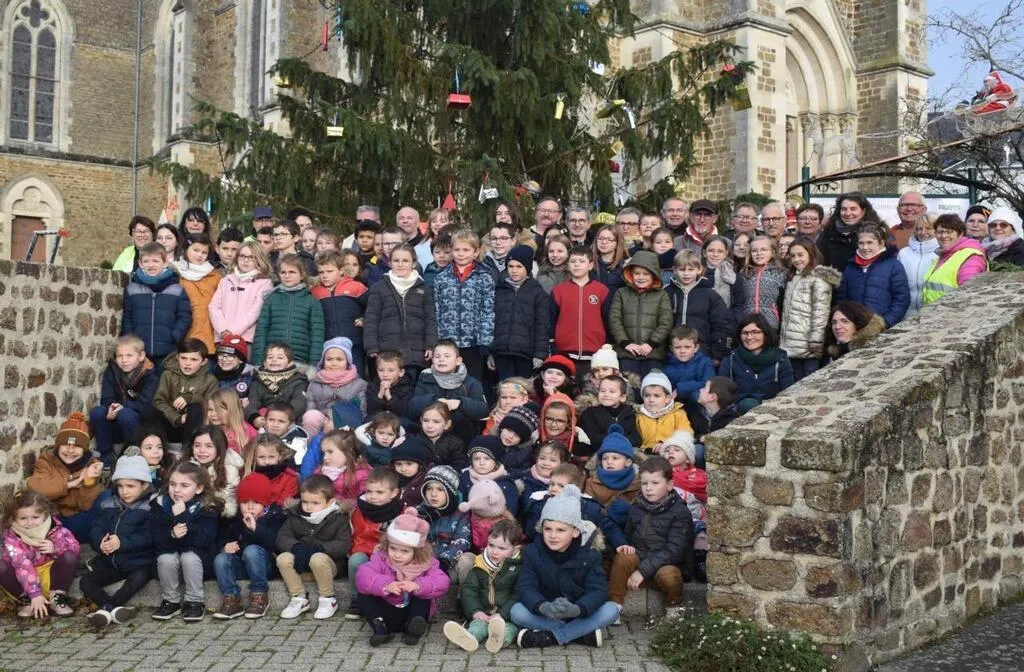 Montenay. Les décorations de Noël sont installées - Laval.maville.com