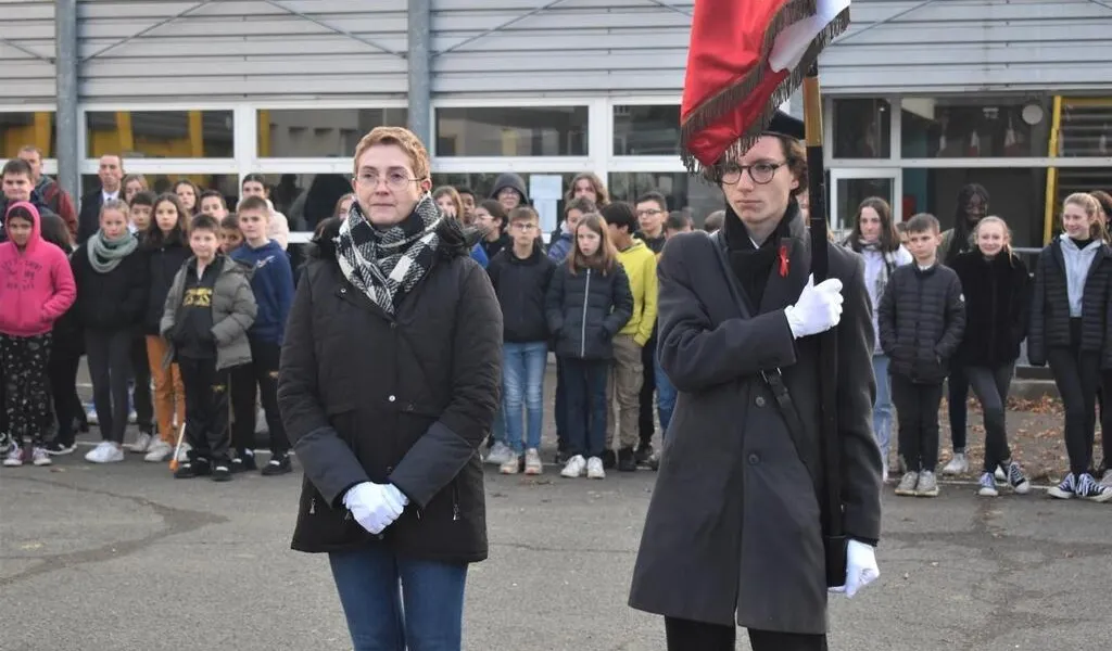 Ernée. Le collège René Cassin, dépositaire du drapeau du Souvenir ...