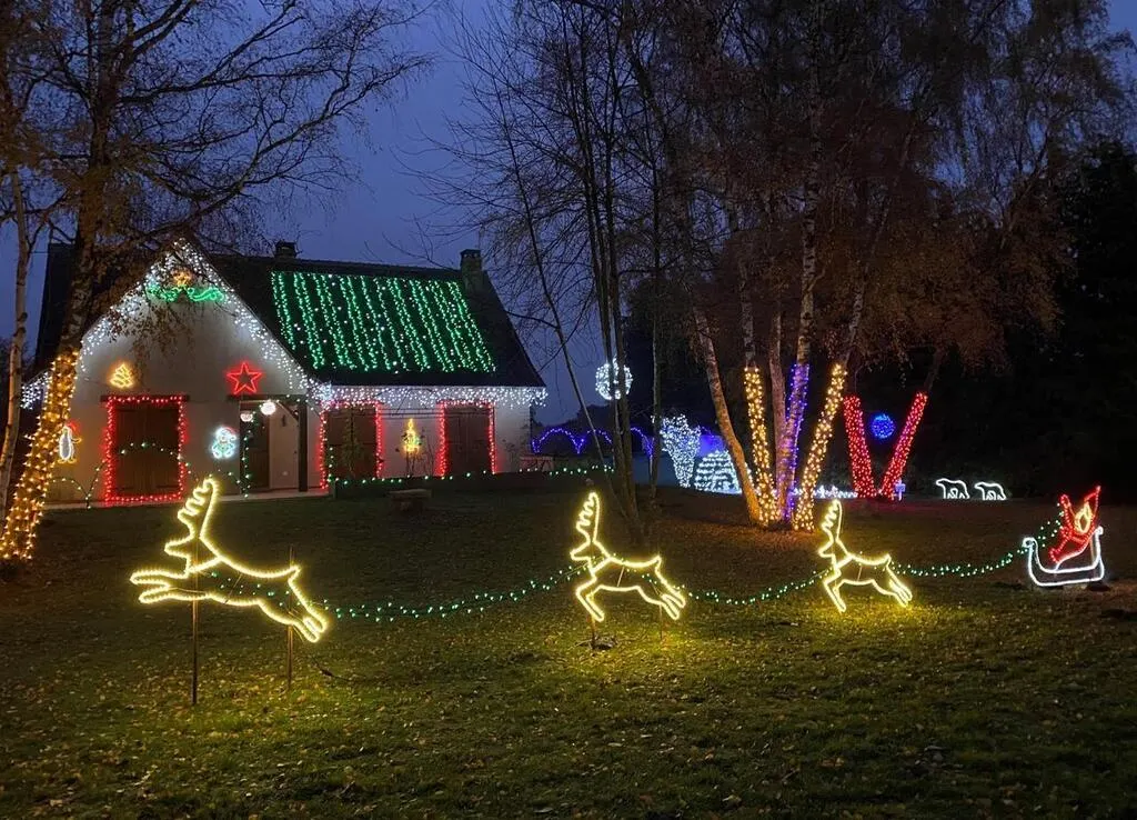 Dans la Sarthe, ils continuent d’illuminer leur maison pour Noël, mais ...