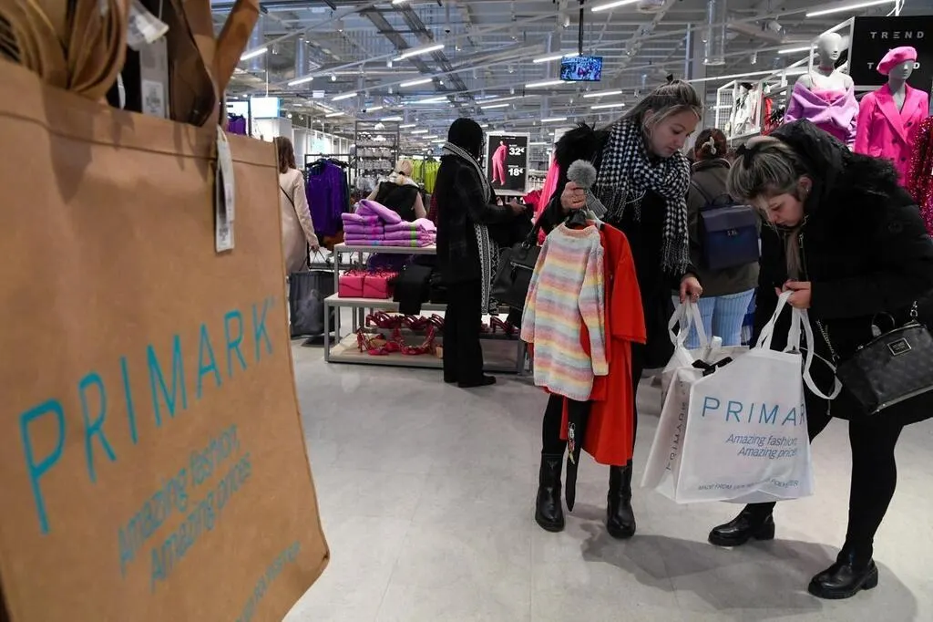 VIDÉO. Ils étaient 800 à patienter pour être les premiers à découvrir ...