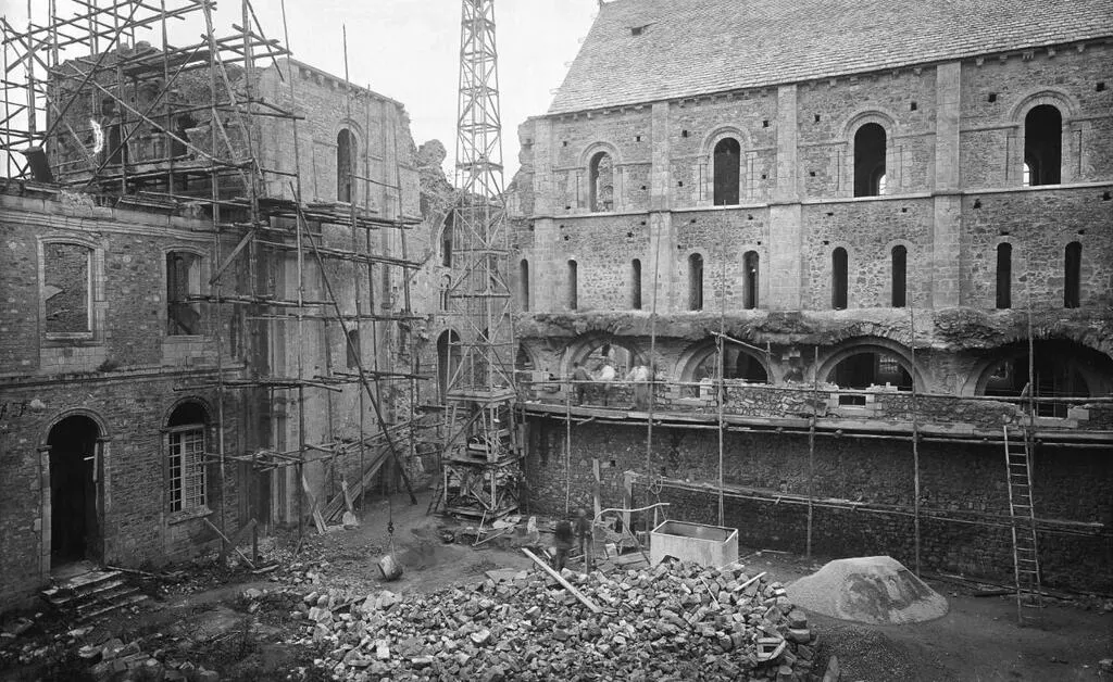 L’abbaye de Lessay racontée dans le livre monumental d’un fidèle ...