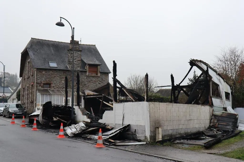 Un garage détruit par le feu dans le bourg de Trévé, dans la nuit de ... Un garage détruit par le feu dans le bourg de Trévé, dans la nuit de ...