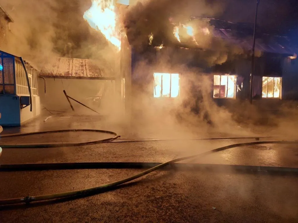 Un garage détruit par le feu dans le bourg de Trévé, dans la nuit de ... Un garage détruit par le feu dans le bourg de Trévé, dans la nuit de ...