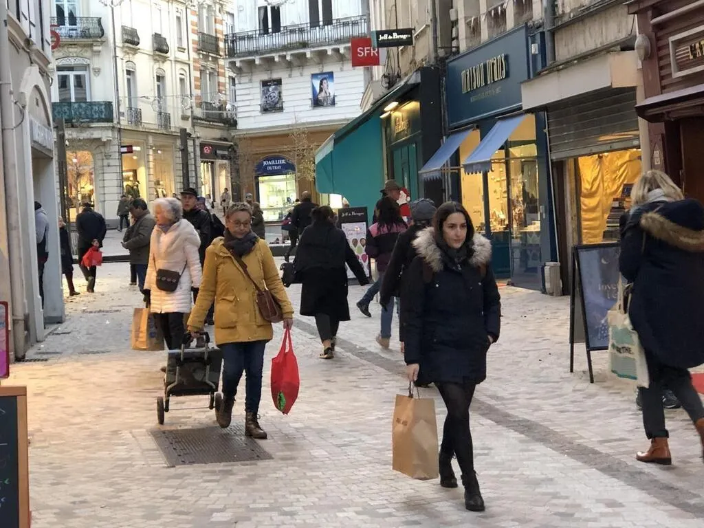 REPORTAGE. Ces magasins qui laissent leur portes ouvertes et chauffent ...