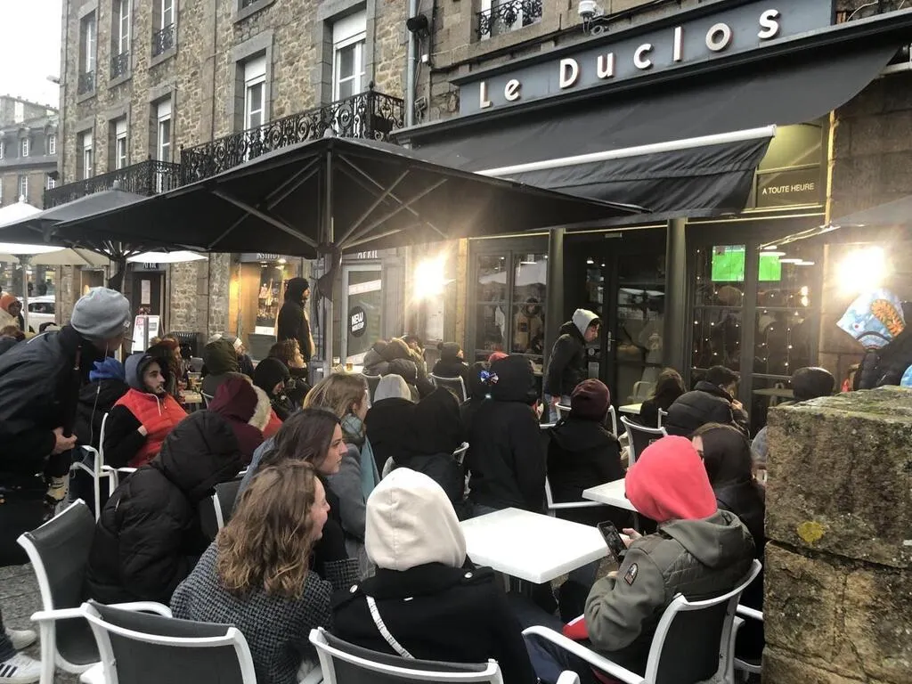 Coupe du Monde. À Dinan, les fans de foot se retrouvent dans les bars et en terrasse malgré la ...