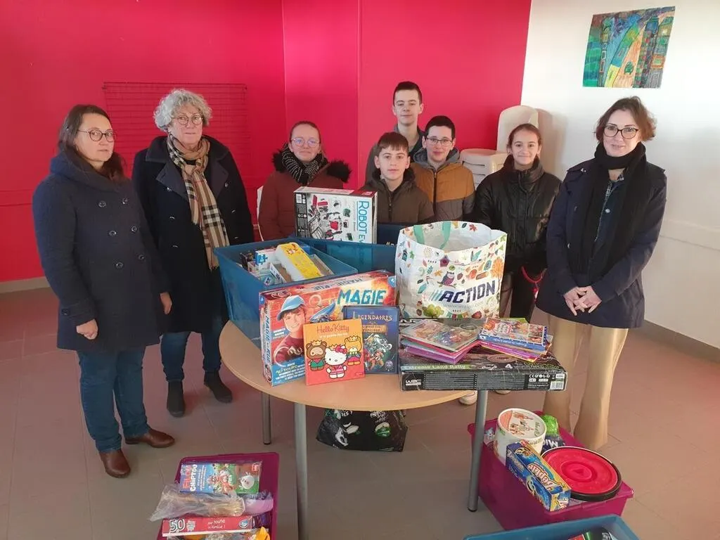 En Mayenne. Les collégiens offrent 350 jouets, jeux et livres au ...