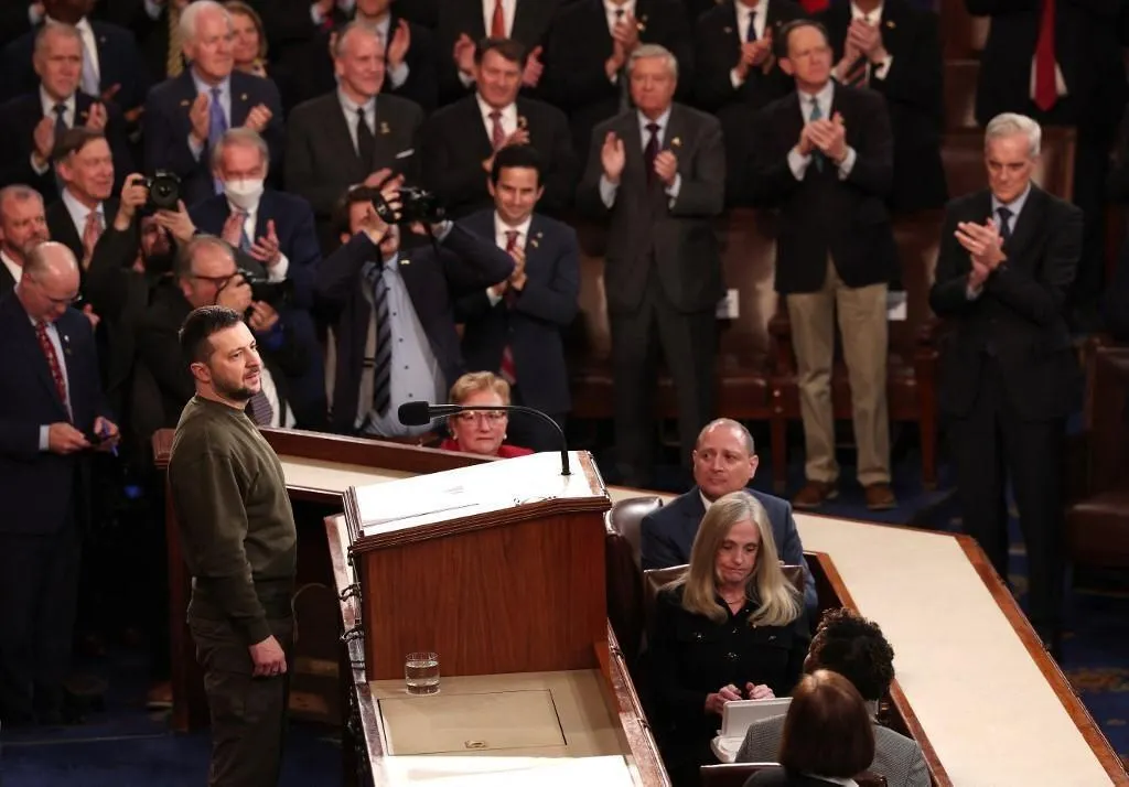 Les élus du Congrès américain acclament, debout, le président Zelensky ...