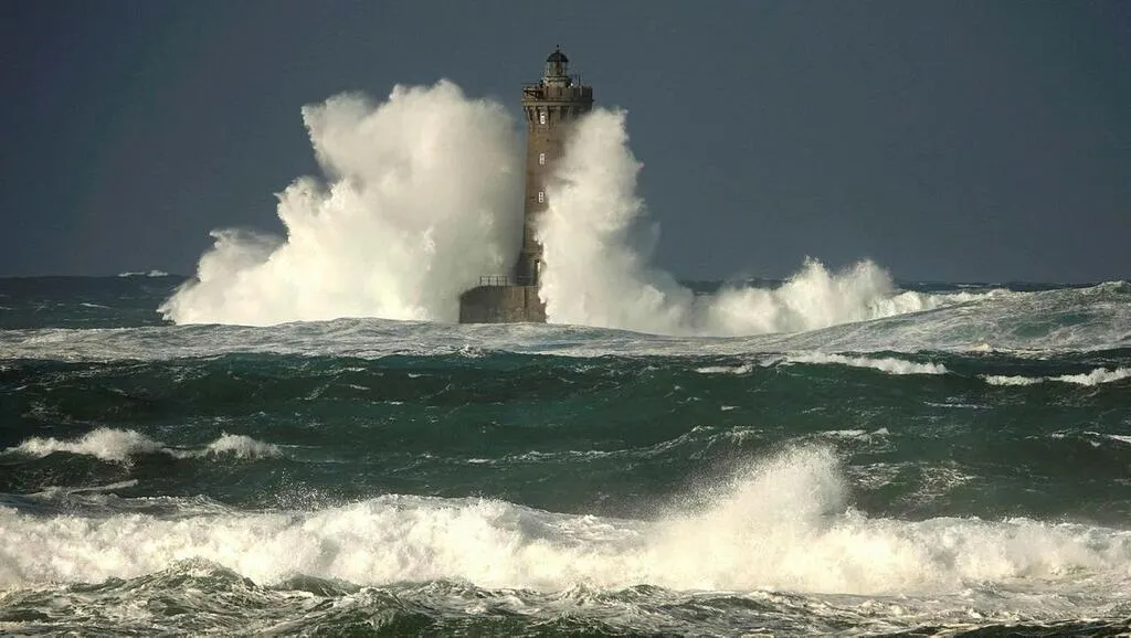 Le Finistère en vigilance jaune vagues submersion, crues et vent ...