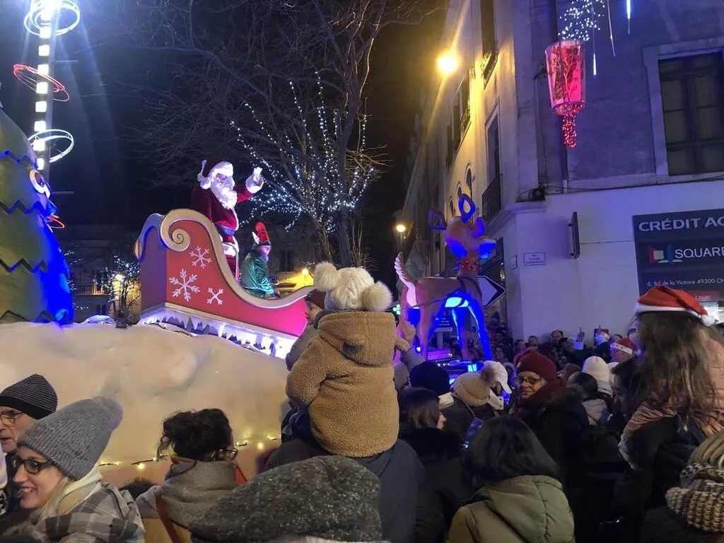 Pour la dernière fois de l’année, le Père Noël paradera dans le centre ...