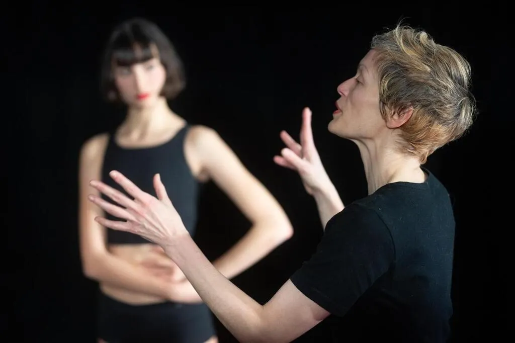 PORTRAIT. 17 ans sur la scène du Crazy Horse, « la préparation physique ...