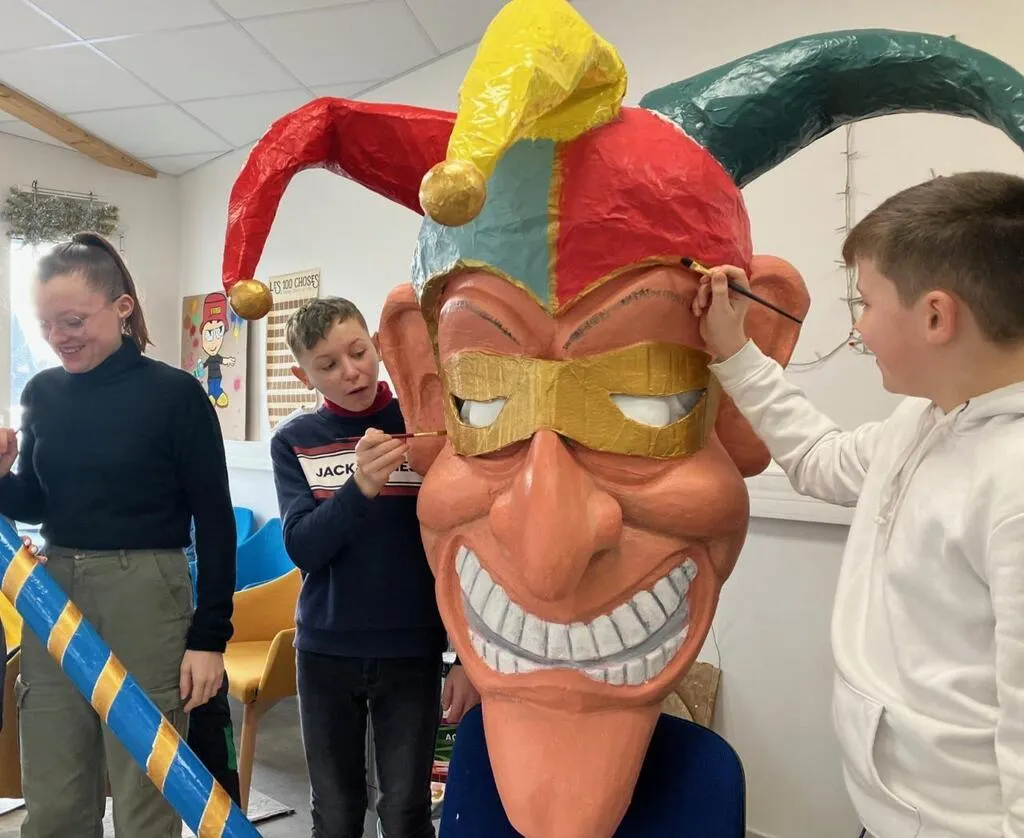 Donville-les-Bains. Les jeunes réalisent un bouffon de carnaval haut de ...