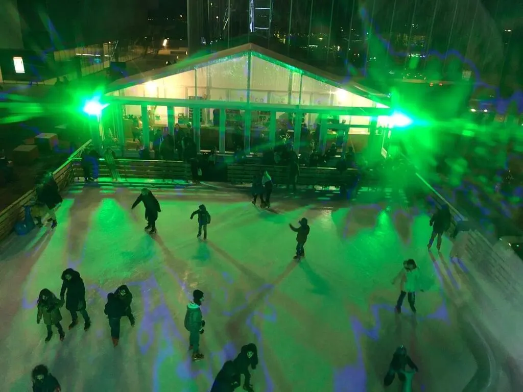 Le Mans. La patinoire des Jacobins vue de la grande roue - Le Mans ... Le Mans. La patinoire des Jacobins vue de la grande roue - Le Mans ...