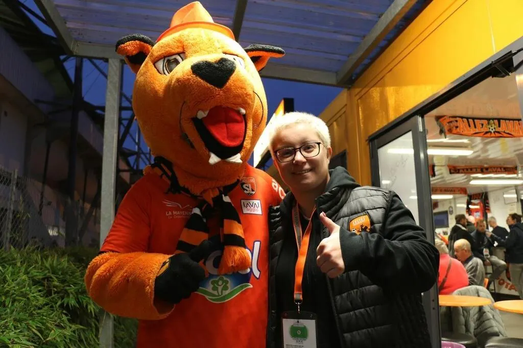 Au stade, à Laval, saluer la mascotte est devenu un rituel pour ...