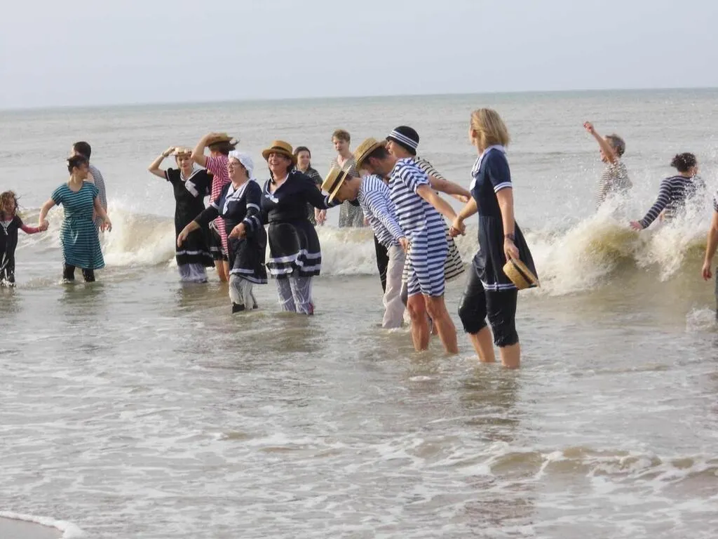 EN IMAGES. Dernier bain de l’année à Cabourg : une plongée dans la ...