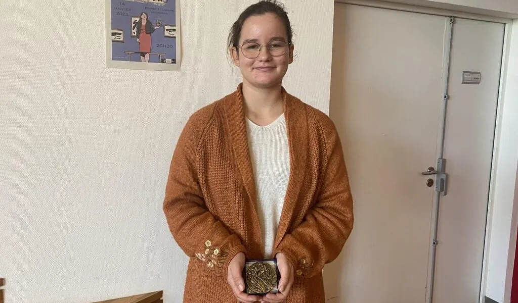 Locronan. La championne de surf Marine Kerdreux reçoit la médaille de ...