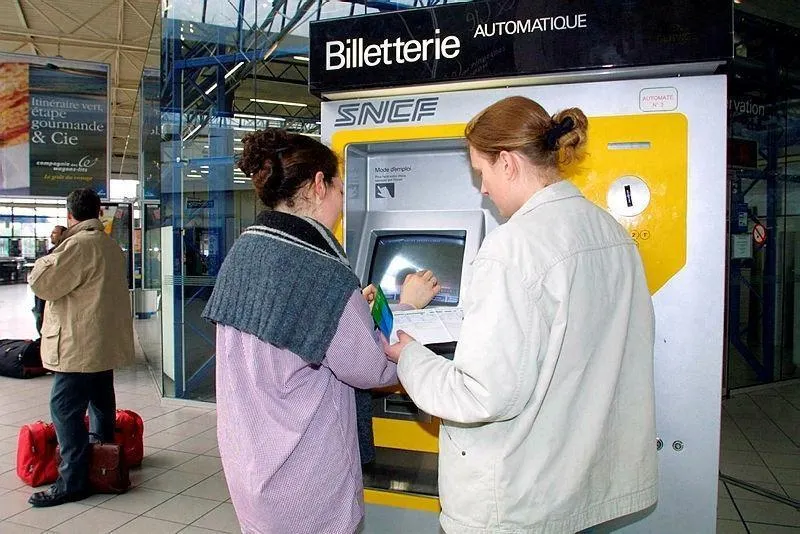 SNCF. Avec la disparition des bornes à composter, les billets papiers ...