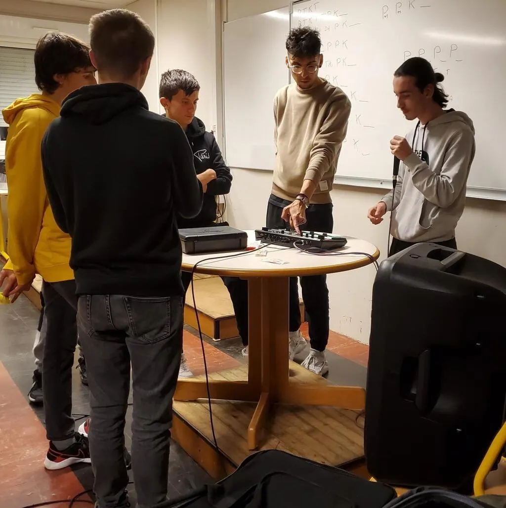 À Étel, des lycéens d’Emile-James se sont initiés au beatbox avec BreZ ...