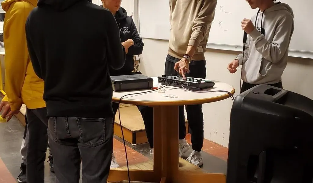 À Étel, des lycéens d’Emile-James se sont initiés au beatbox avec BreZ ...
