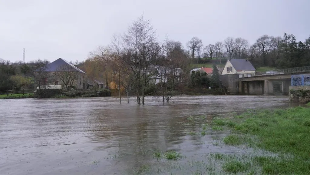 Avec la pluie et la grêle, à Saint-Lô, la Vire est rapidement montée ...