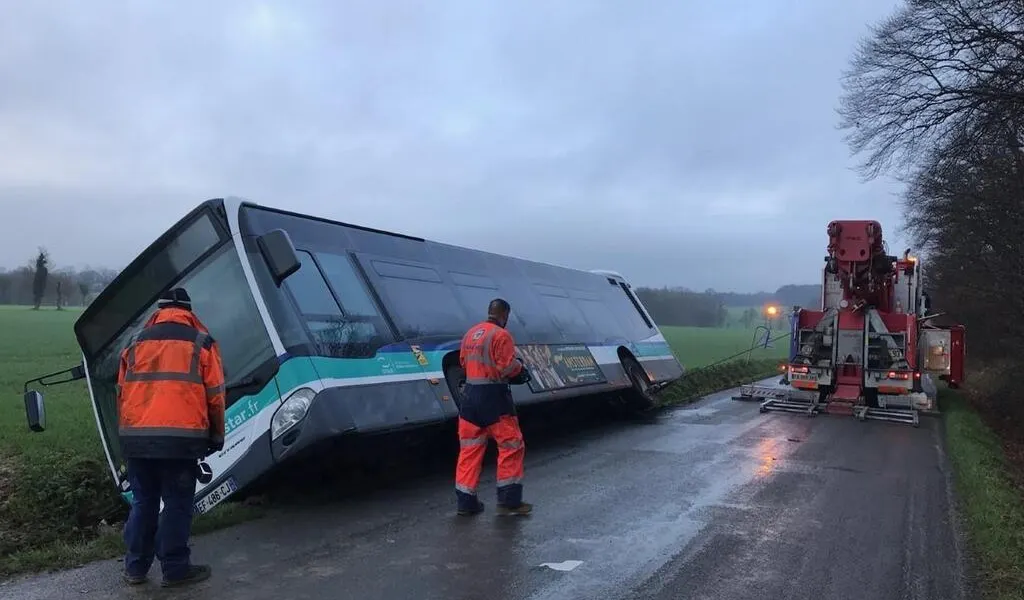 EN IMAGES. Un bus fait une sortie de route près de Rennes : trois ...