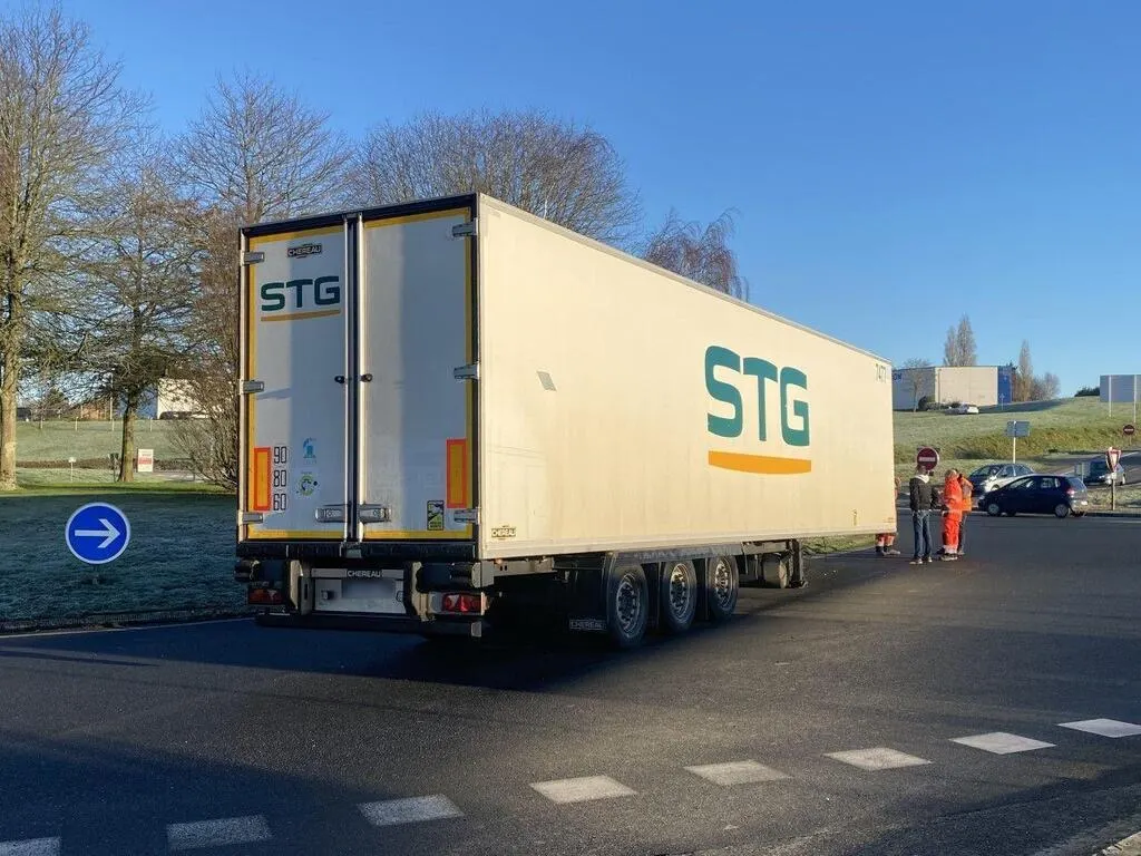 Près de Morlaix, un camion perd sa remorque dans un rond-point - Brest.maville.com