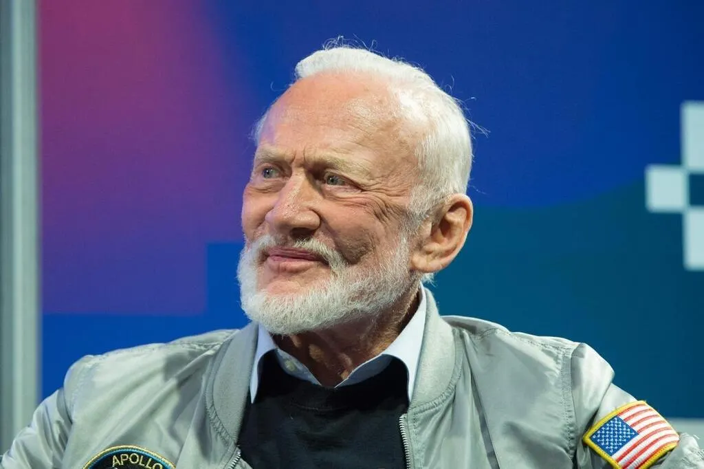 Buzz Aldrin, deuxième homme à marcher sur la Lune, se marie pour ses 93 ans - Tours.maville.com