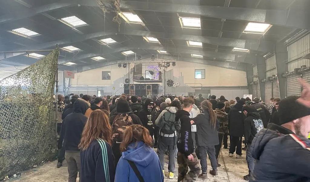 Plus de 800 personnes participent à une rave party dans une zone ...