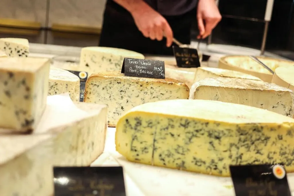 Vous aimez manger du fromage et dormir ? Ce job est fait pour vous ...