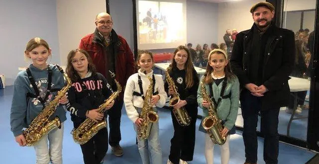 Saint-Pierre-des-Nids. Remise des instruments pour la classe orchestre ...