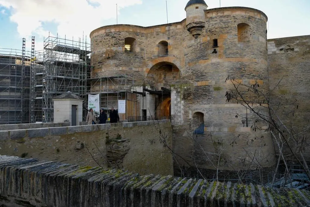 Angers. Pourquoi la façade nord du château est-elle en train de changer ...