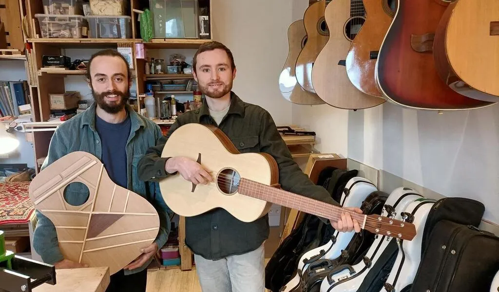 Formés dans une école au Québec, ils ouvrent un atelier de luthiers à ...