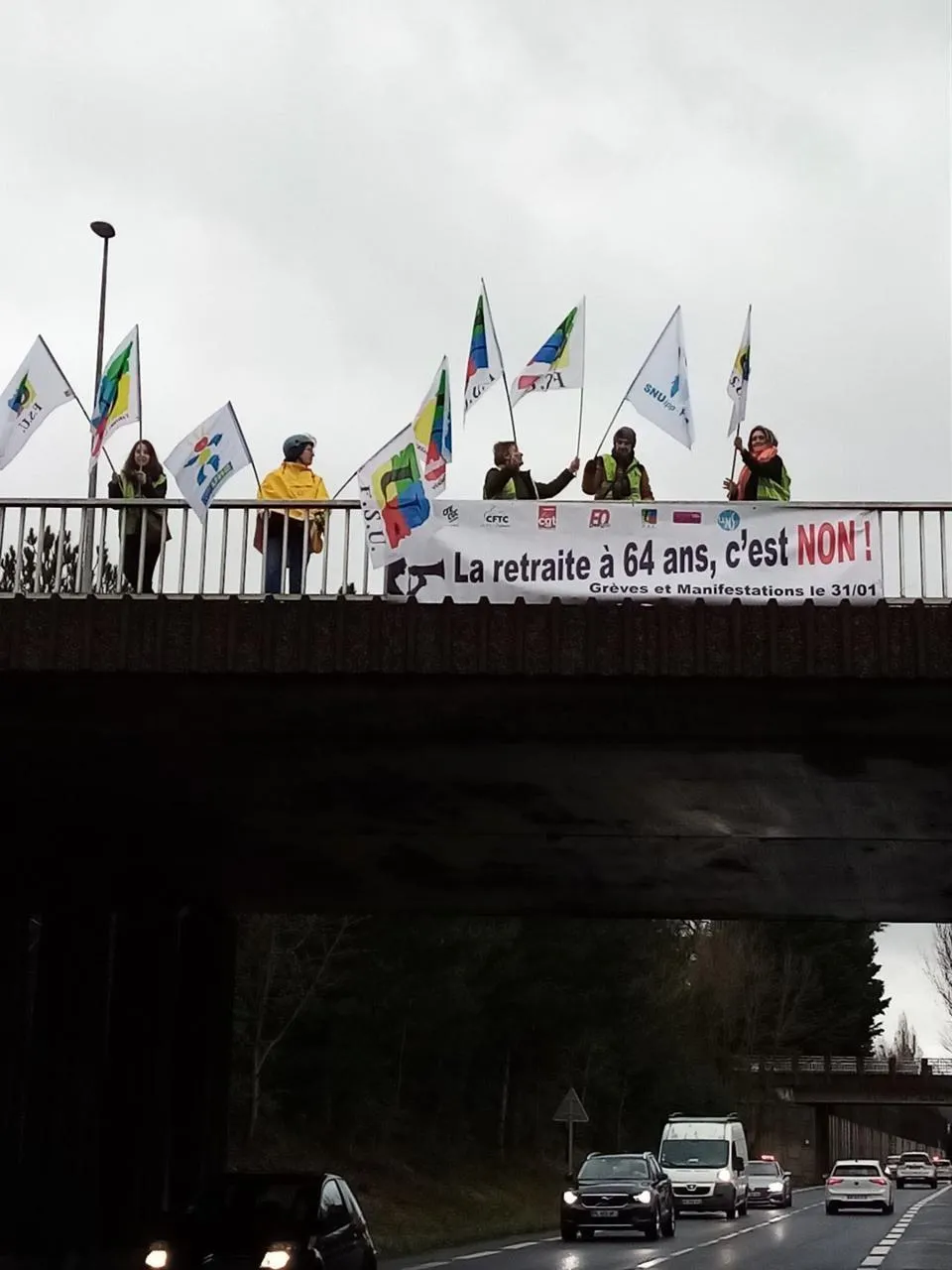 À Nantes fleurissent des banderoles contre la réforme des retraites ...