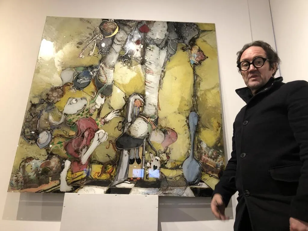 Saumur. David Roland, l’artiste qui peint sous verre et contre toute ...
