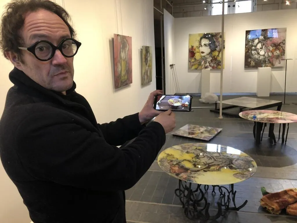 Saumur. David Roland, l’artiste qui peint sous verre et contre toute ...