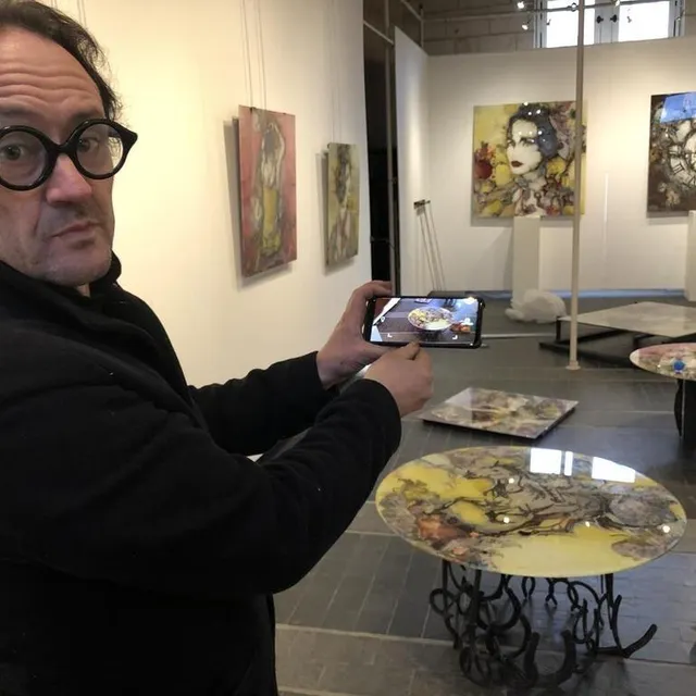 Saumur. David Roland, l’artiste qui peint sous verre et contre toute ...
