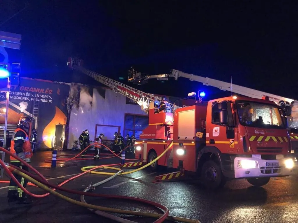 Deux magasins incendiés près de Rennes : l’un des suspects libéré, une femme reste en - Fougères ...