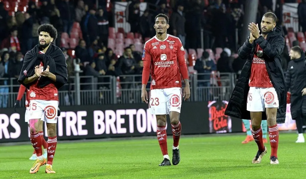 Stade Brestois. Brassier à gauche, Mounié devant… La composition face à ...