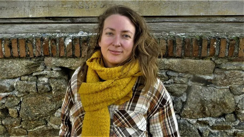 À Clisson, elle peint sur de vieux draps les raisons de croire en un ...